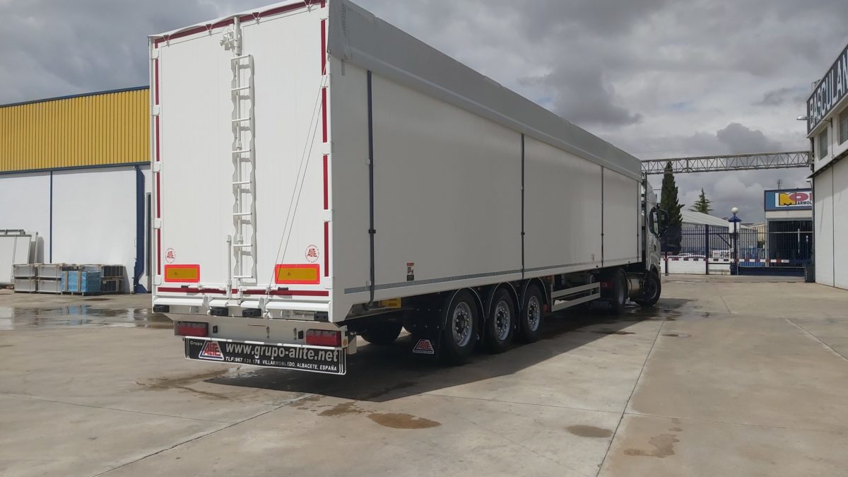 Moving floor semi-trailers for BMI, our distributor in the UK and Ireland